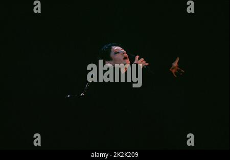 La chanteuse française Barbara se présente au Théâtre du Châtelet à ...