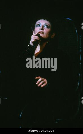La chanteuse française Barbara se présente au Théâtre du Châtelet à ...