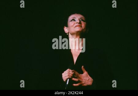 La chanteuse française Barbara se présente au Théâtre du Châtelet à ...