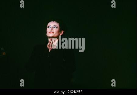 La chanteuse française Barbara se présente au Théâtre du Châtelet à ...