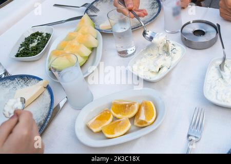 Table de raki turque avec melon, citron et hors-d'œuvre, alcool turc ...