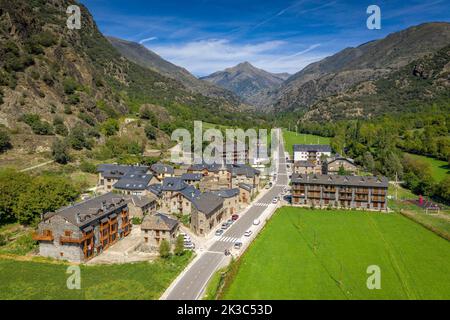 Vue aérienne du village d'Ainet de Cardós et des champs verdoyants de ...