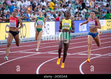 Mujinga Kambundji de Suisse et Shericka Jackson de Jamaïque participant ...