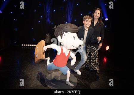 Simon Faliu pendant le travail de cire petit Nicolas Dévoilement au ...