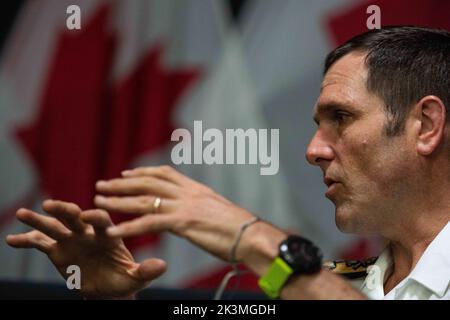 Le vice-amiral Angus Topshee parle avec un journaliste lors d'une ...