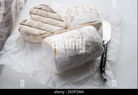 Fromages français fromage de vache neufchâtel au carré et cylindrique ...