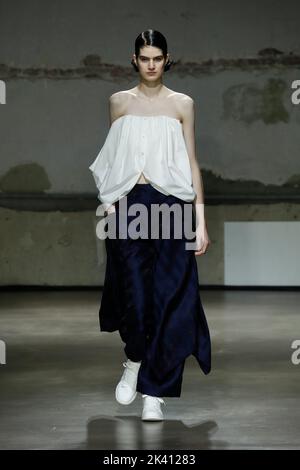 Un mannequin marche sur la piste du défilé de mode de Dawei lors du ...