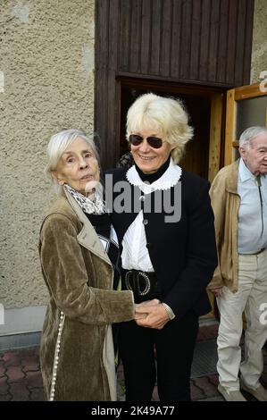 Evelin Matt und Monika Unferth BEI der Trauerfeier des Schauspielers ...