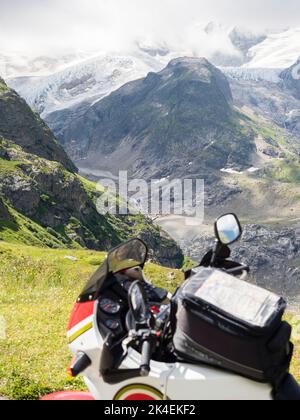Sac-citerne avec carte sur une moto d'aventure à un col de montagne ...