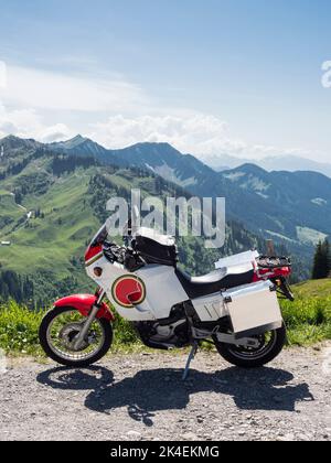 Une moto d'aventure avec de grands boîtiers en aluminium est garée sur ...