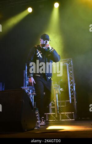 Le rappeur italien Fabri Fibra se produit en direct à Naples, en Italie ...