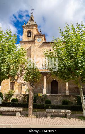 L'église médiévale en pierre de San Pedro domine les maisons blanches ...