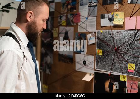 Tableau de détection avec scènes de crime, photos de suspects et de ...