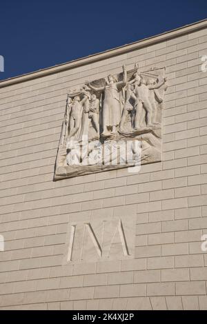 Vues sur les bâtiments et les statues du quartier EUR (Espossizione ...