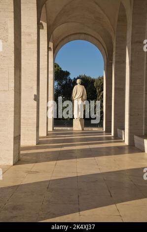 Vues sur les bâtiments et les statues du quartier EUR (Espossizione ...