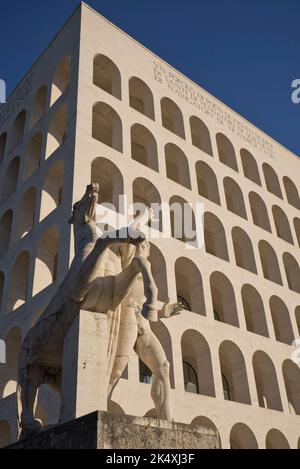 Vues sur les bâtiments et les statues du quartier EUR (Espossizione ...