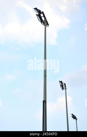 Grand stade de sport poteau de lumière ou tour de lumière de faible ...