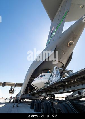 L'équipe d'Orion prépare le véhicule d'essai de parachute pour l'essai ...