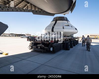 L'équipe d'Orion prépare le véhicule d'essai de parachute pour l'essai ...
