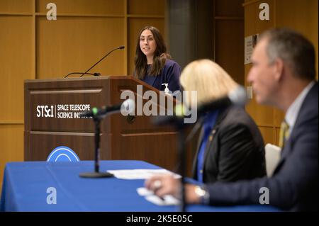 Alise Fisher, agente des affaires publiques de la NASA, à gauche ...
