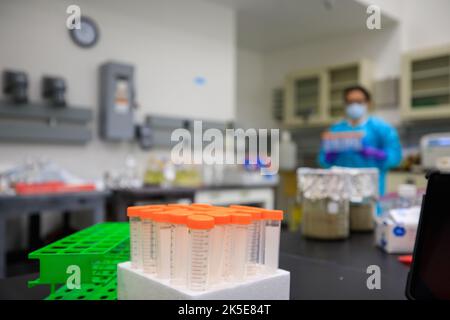 À l'intérieur de l'installation de traitement de la station spatiale du ...