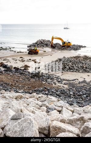 Site de construction du mur endommagé à réparer, machines de ...