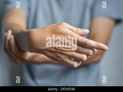 Rigidité des doigts, spasme des muscles de la main ou faiblesse des ...