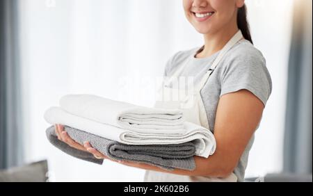 Mains, femme et pile de serviette, lessive et tenir une pile de linge ...