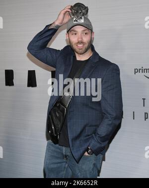 Nathan Kessel arrive à la première PÉRIPHÉRIQUE de la vidéo de prime ...