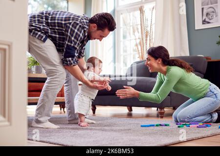 Famille transgenre encourager bébé à faire les premiers pas dans le ...