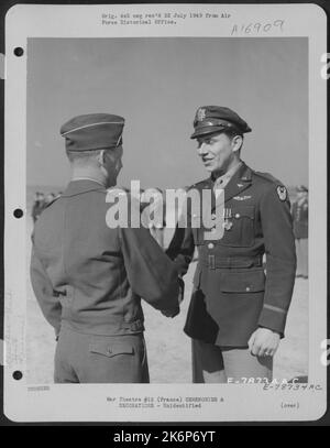 Le général de division Samuel E. Anderson présente la Croix volante ...