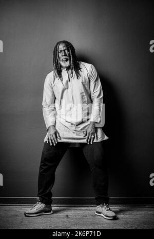 La chanteuse ivoirienne de reggae Tiken Jah Fakoly se produit en direct ...