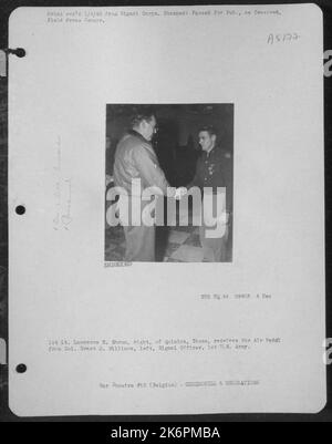 Col Grant O. Williams, à gauche, officier des transmissions, 1st États ...