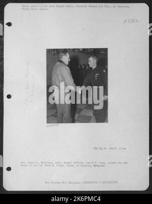 Col Grant O. Williams, à gauche, officier des transmissions, 1st États ...