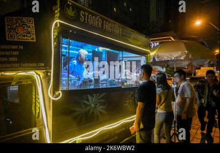 Vue générale d’un camion éclair de marijuana à Sukhumvit Rd, Soi 11, à Bangkok, qui vend de la ...