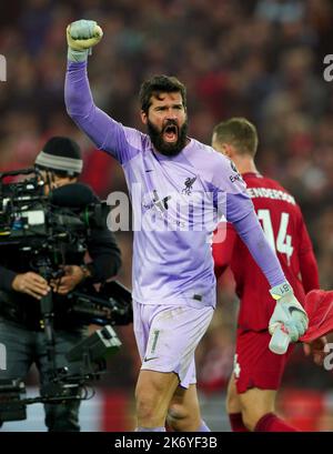 Le gardien de but de Liverpool Alisson Becker célèbre après le match du ...