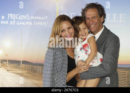 Jordana Spiro, Matthew Spitzer assister à un photocall pour la soirée ...