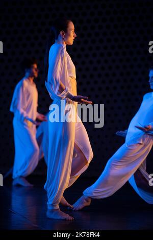 CHORÉGRAPHIE Merce Cunningham COMPAGNIE Opera Ballet Vlaanderen MUSIQUE ...