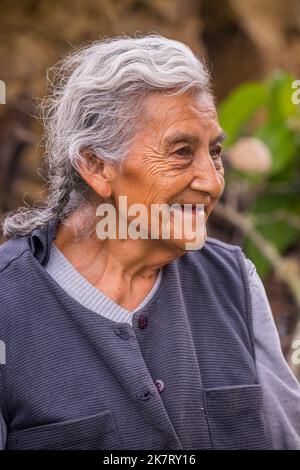 Portrait d'une femme Zapotec âgée dans l'ancien village minier de ...