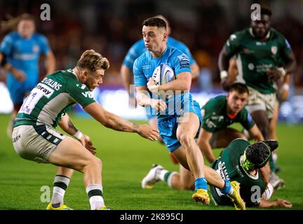 Ollie Hassell-Collins, de London Irish, tente de marquer un essai mais ...