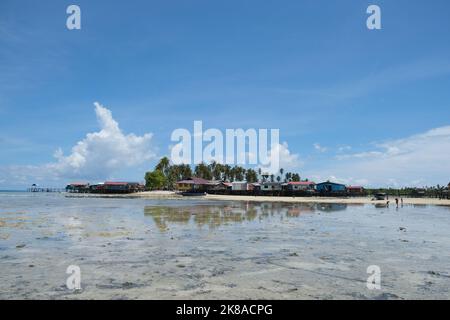 L'île d'Omadal est une île malaisienne située dans la mer des Celebes ...