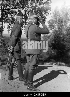Gardermoen 19390920 le roi Haakon et le prince héritier Olav inspectent un exercice militaire à ...