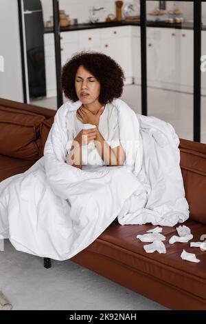 Pharyngite premiers symptômes mal de gorge. Malade belle fille touche ...