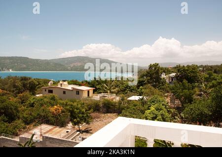 Vue sur la baie de Jacmel, Haïti. Jacmel est une grande ville sur la côte sud d'Haïti, et était ...