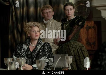 LA REINE SERPENT, de gauche à droite: Ludivinal Sagnier, Ruby Bentall ...