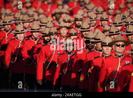 Richmond, Canada. 02nd novembre 2022. Un pompier monte sur une échelle ...