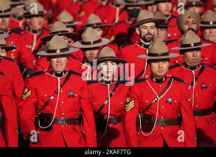 Richmond, Canada. 02nd novembre 2022. Un pompier monte sur une échelle ...