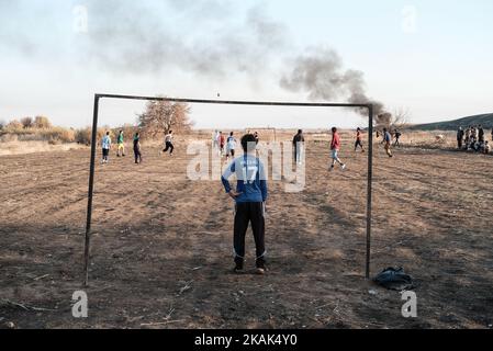 Les garçons de Kakais jouent au football à tel Laban/Gazakan le 30 ...