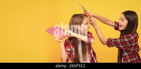 Cute sisters en uniforme d'écolière. Dans les verres, les filles vont à ...