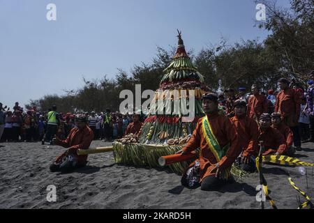 Les Javanais suivent la cérémonie rituelle du labuhan 1st Suro ...